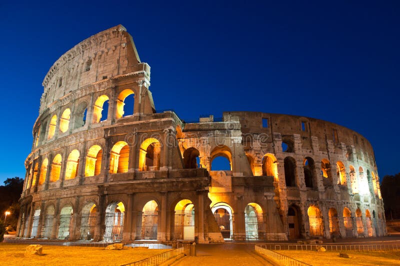 Colosseo Di Roma Entro La Notte Fotografia Stock - Immagine di famoso ...