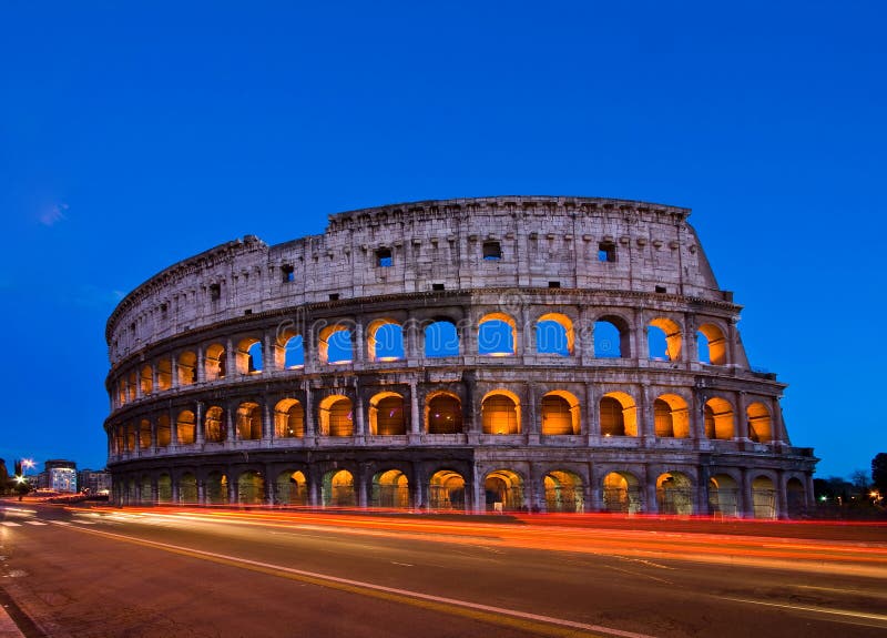 Colosseum Com Fuga Clara, Roma Foto de Stock - Imagem de carro, cenas ...