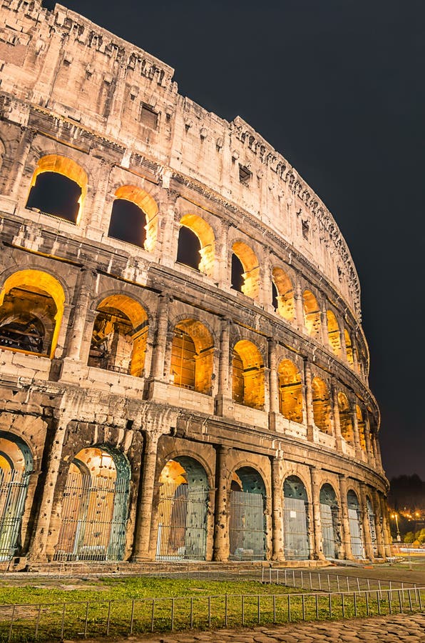 Colosseum di notte fotografia stock. Immagine di riparazione - 34878526