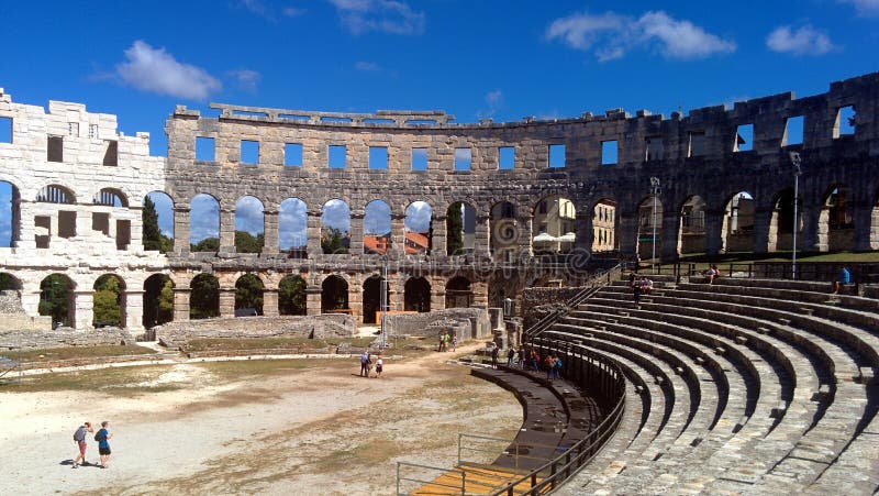 COLOSSEUM I PULA redaktionell arkivbild. Bild av flygplats - 46085407