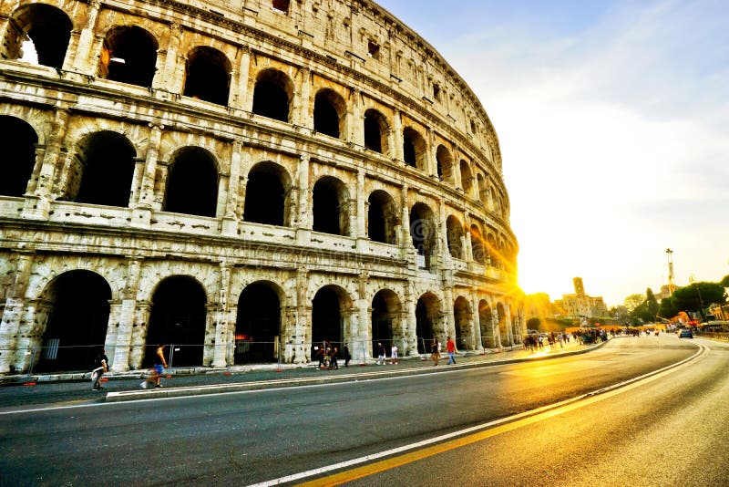 Colosseum No Por Do Sol Em Roma Imagem de Stock - Imagem de coliseu ...