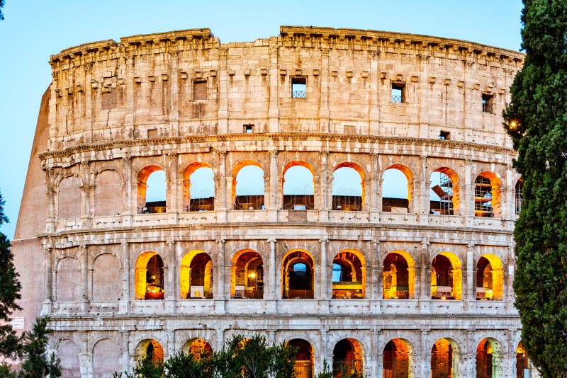 Colosseum, o Colosseo E immagine stock. Immagine di famoso - 151448249
