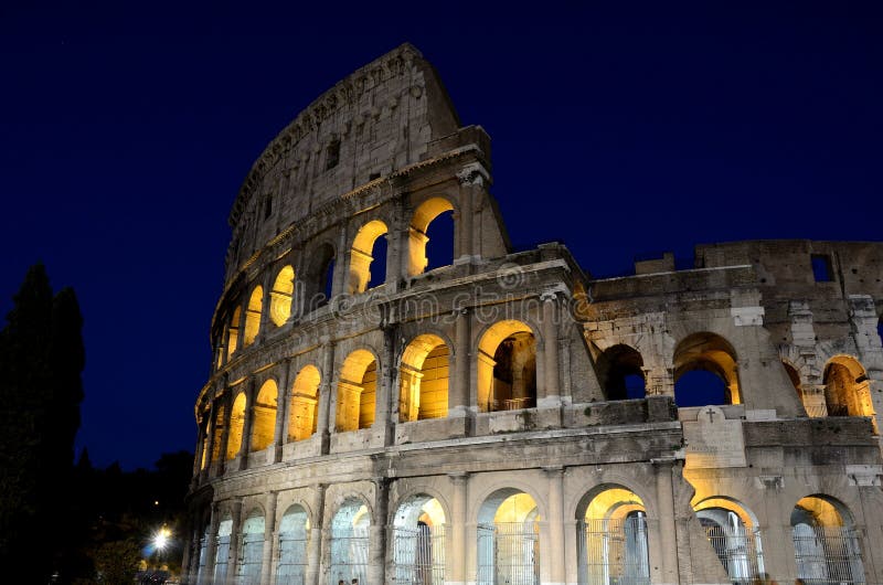 Colosseum di notte fotografia stock. Immagine di costruzione - 3437804