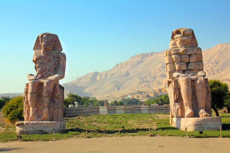 Kolossen Van Memnon in Luxor, Egypte Stock Afbeelding - Image of ...