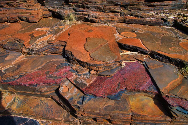 Colours and Structures on Thin Layers of Banded Ironstone Formations ...