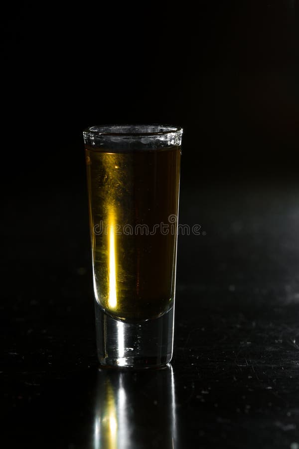 Colpo Del Whiskey Acceso Parte Posteriore Immagine Stock - Immagine di ...