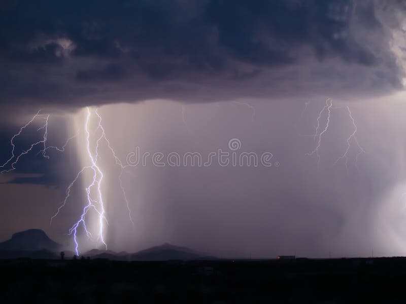 Colpo di lampo immagine stock. Immagine di piovoso, tuono - 4319517