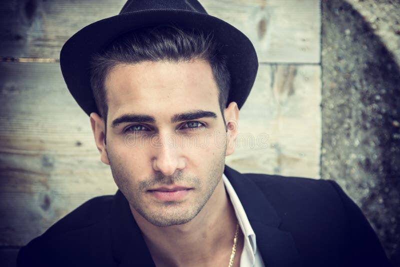 Primo Piano Di Un Bel Giovane Con Cappello Immagine Stock - Immagine di ...