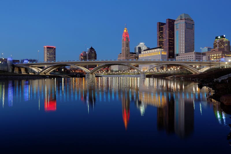 Columbus Ohio-horizon Bij Schemer Stock Foto - Image of schemer ...