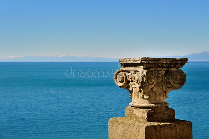 Columna De Corinto En La Playa Foto de archivo - Imagen de interés ...