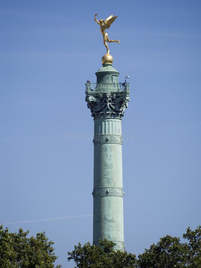 Columna De Julio En Place De La Bastille En París, Francia Foto de ...