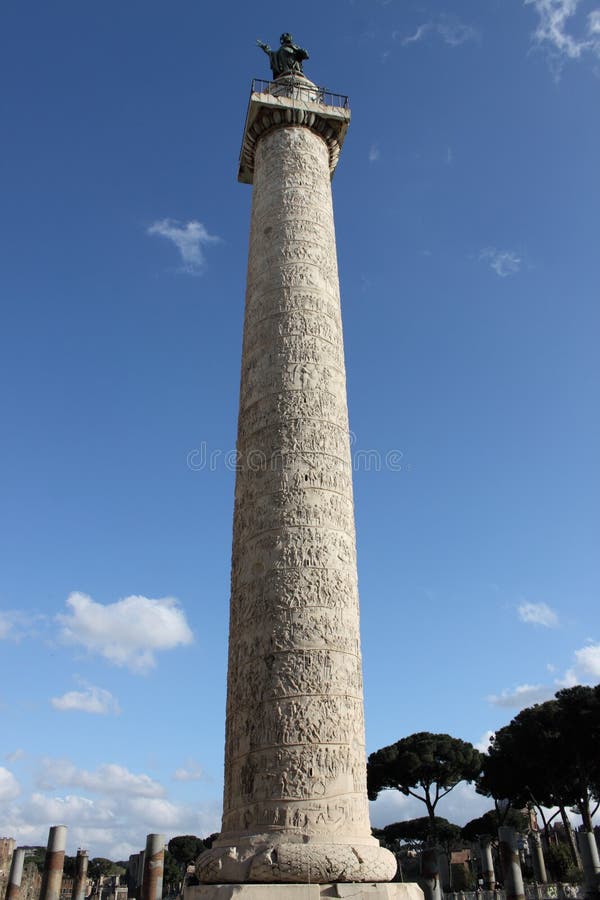Arquitectura De La Columna De Roma Trajan En Centro De Ciudad De Roma ...