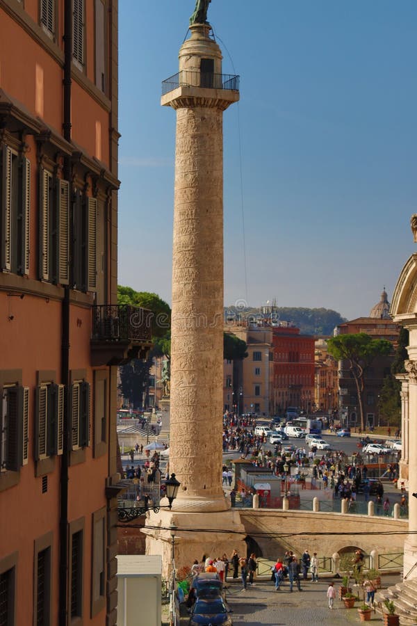 Columna De Trajan Roma Columna De Trajan Rome Foto de archivo editorial ...