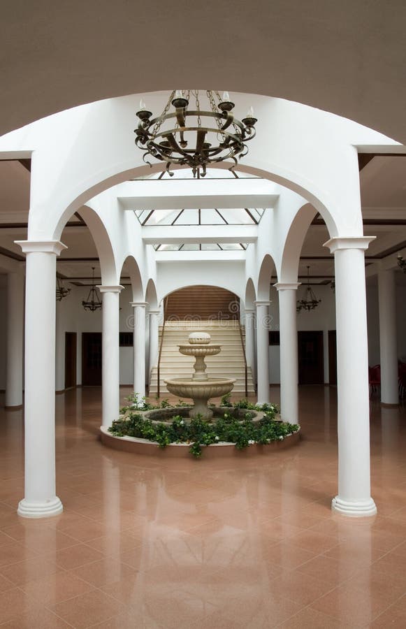 Columnas, arcos y fuente foto de archivo. Imagen de claraboya - 6147224