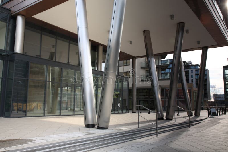Luz Y Sombras En Columnas Modernas En Diagonal Foto de archivo - Imagen ...