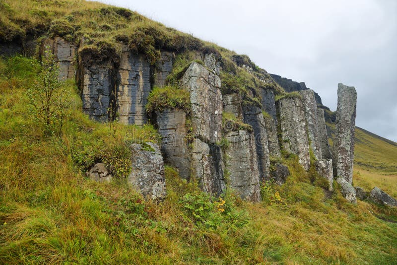 Columnas Del Basalto De Dverghamrar, Islandia Imagen de archivo ...