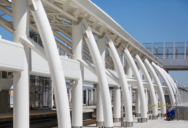Arquitectura De Acero Tubular Curvada Blanco Debajo Del Cielo Azul Foto ...