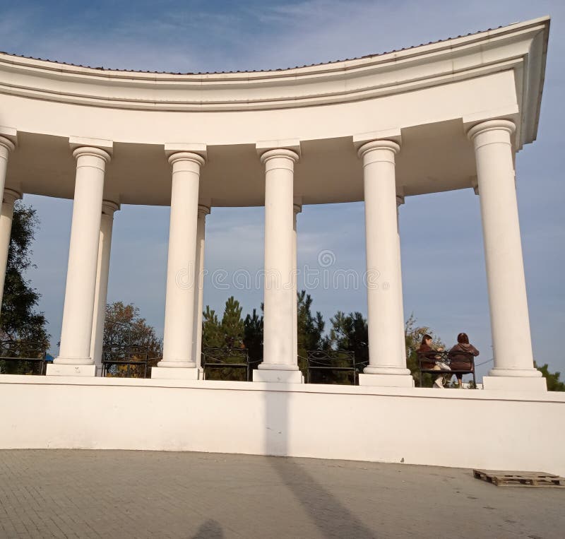 Columnas Blancas En El Parque Imagen de archivo - Imagen de edificio ...