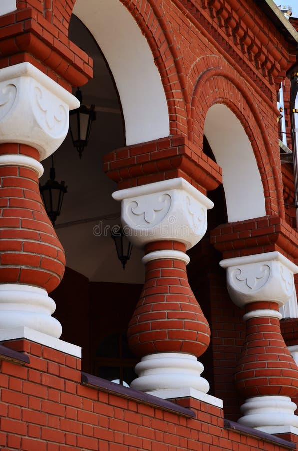 Columnas Con Arcos De Ladrillo Rojo Y Blanco Imagen de archivo - Imagen ...