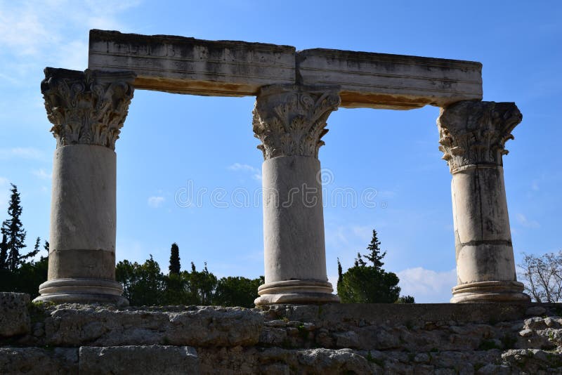Columnas De La Pedido De Corinthian En Corinto Antiguo Foto de archivo ...