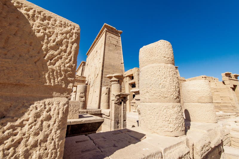 Columnas De La Roca En La Entrada Al Templo Egipto De Philae Foto de ...