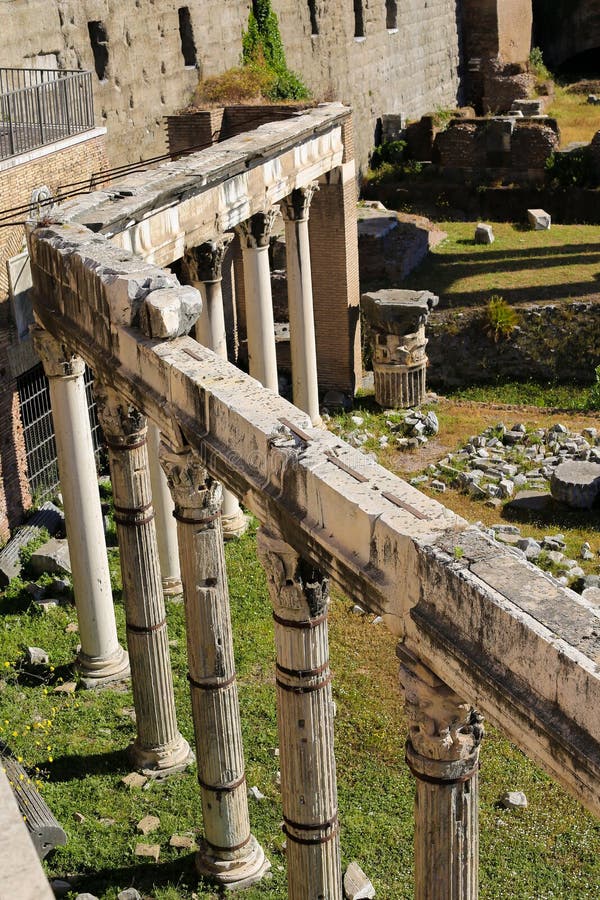 Columnas De Roman Forum En Roma, Italia Foto de archivo - Imagen de ...