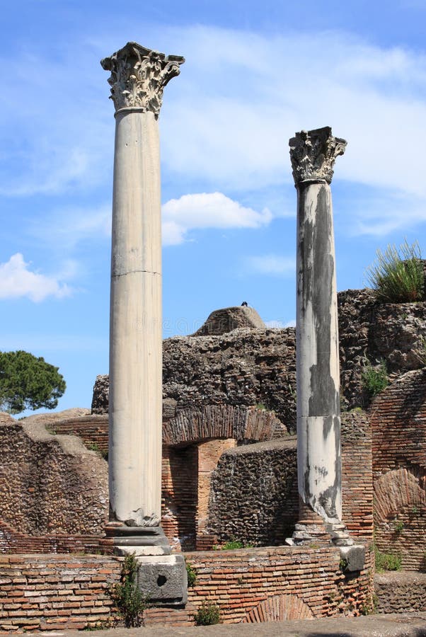 Columnas Romanas Antiguas Ostia Antica Roma Imagen de archivo - Imagen ...