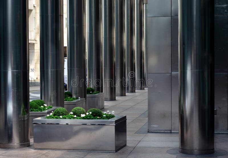 Columnas Del Acero Inoxidable Foto de archivo - Imagen de calle ...