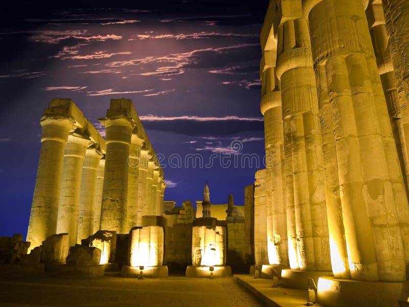 Columnas egipcias foto de archivo. Imagen de recorrido - 7828750