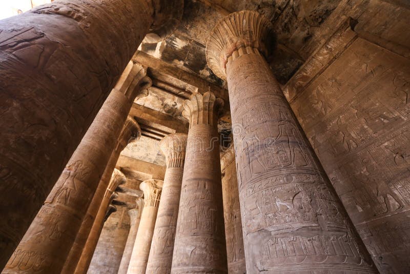 Columnas En El Templo De Edfu, Edfu, Egipto Imagen de archivo editorial ...