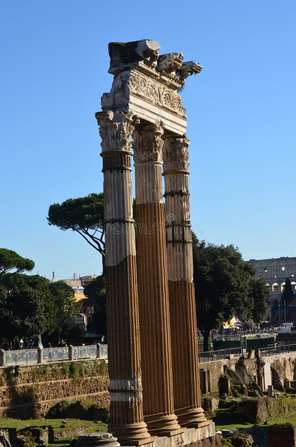 Columnas en Roma antigua imagen de archivo. Imagen de viejo - 67530899