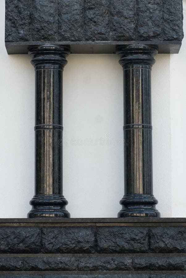 Columnas góticas negras imagen de archivo. Imagen de rico - 89208573