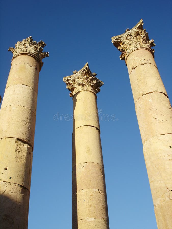 Columnas romanas foto de archivo. Imagen de columna, corona - 5409334