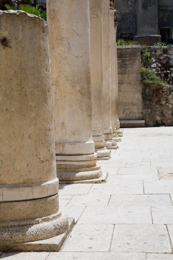 Columnas Romanas En Jerusalén Imagen de archivo - Imagen de fila ...