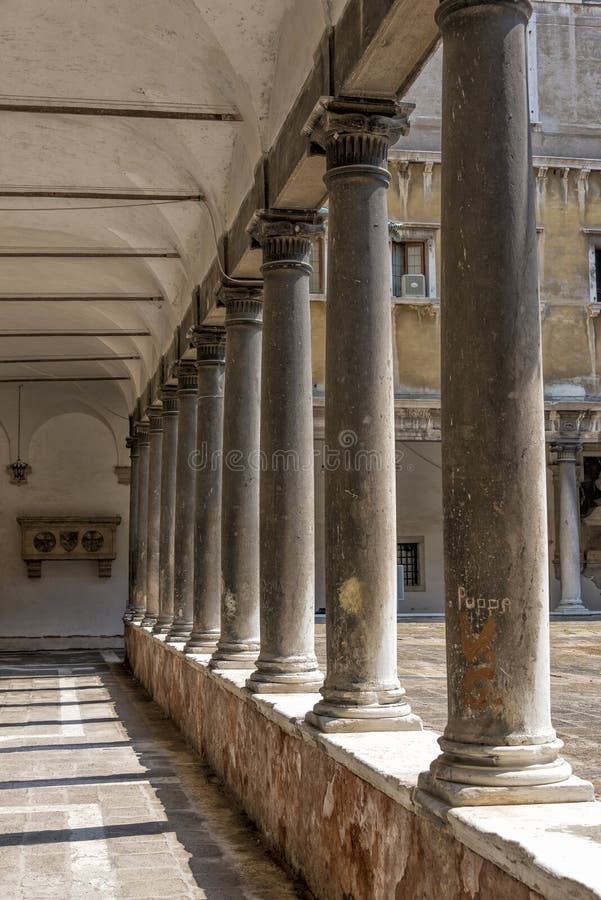 Columnas y arcos imagen de archivo. Imagen de talle, santo - 57400765