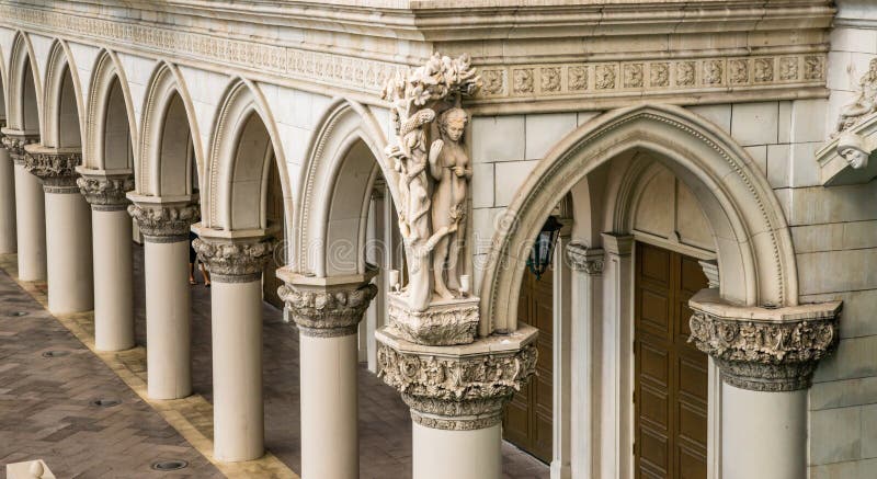 Columnas y arcos italianos imagen de archivo. Imagen de puertas - 44302031