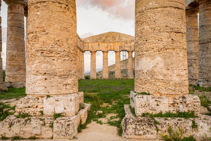 Columns of Ancient Greek Temple Classical Architecture Temples Ancient ...
