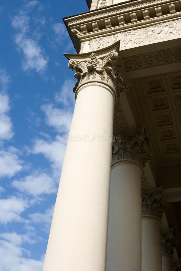 Colunas gregas foto de stock. Imagem de azul, céu, antigo - 12162650