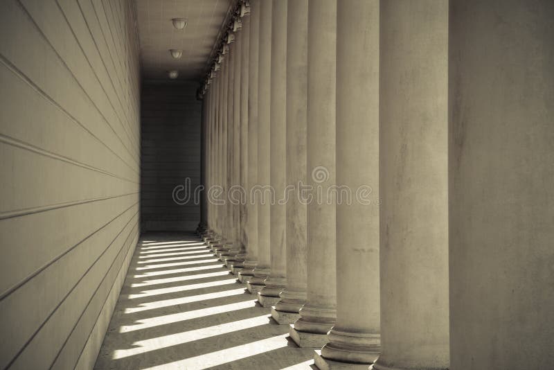 Colunas em uma fileira imagem de stock. Imagem de curso - 25623653