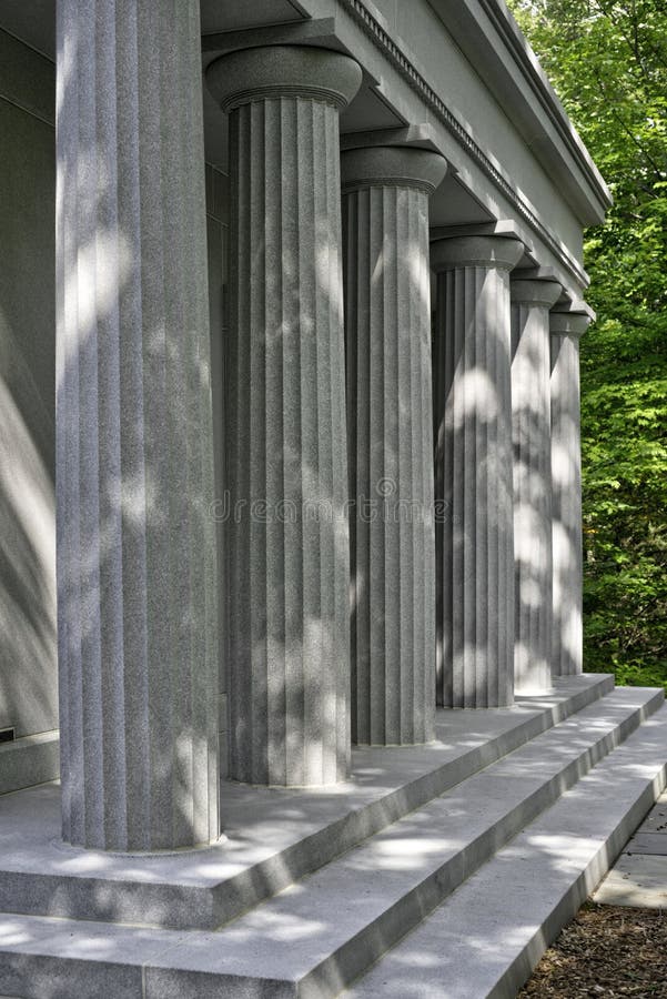 Colunas Greco-romanas Em Um Parque Foto de Stock - Imagem de arte ...