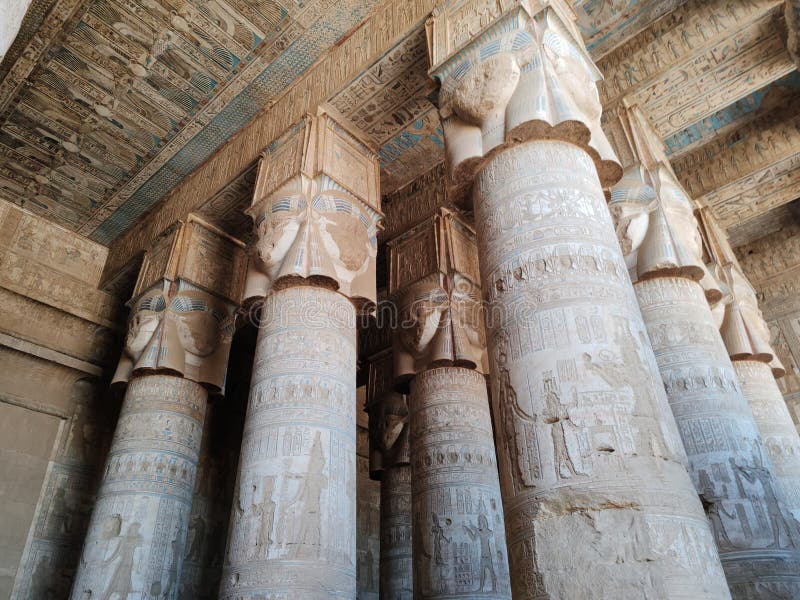 Colunas No Templo De Dendera De Hathor Imagem Editorial - Imagem de ...