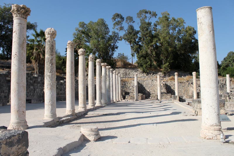 Colunas romanas antigas imagem de stock. Imagem de arqueologia - 17185817