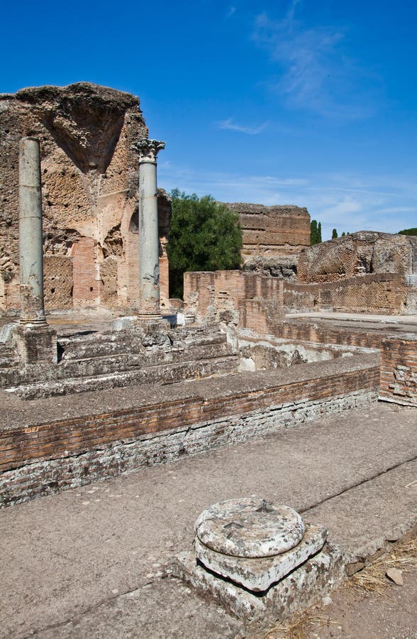 Colunas romanas imagem de stock. Imagem de patrimônio - 26504197