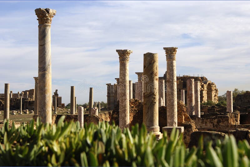 Colunas romanas imagem de stock. Imagem de lugar, coluna - 485219