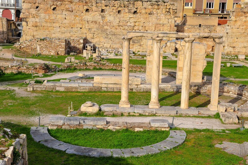 Colunas Romanas Antigas Em Atenas Imagem de Stock - Imagem de ...