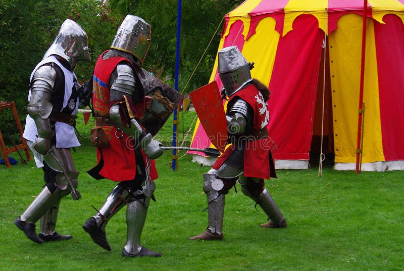 Combat de chevaliers image stock. Image du épée, rouge - 12652245