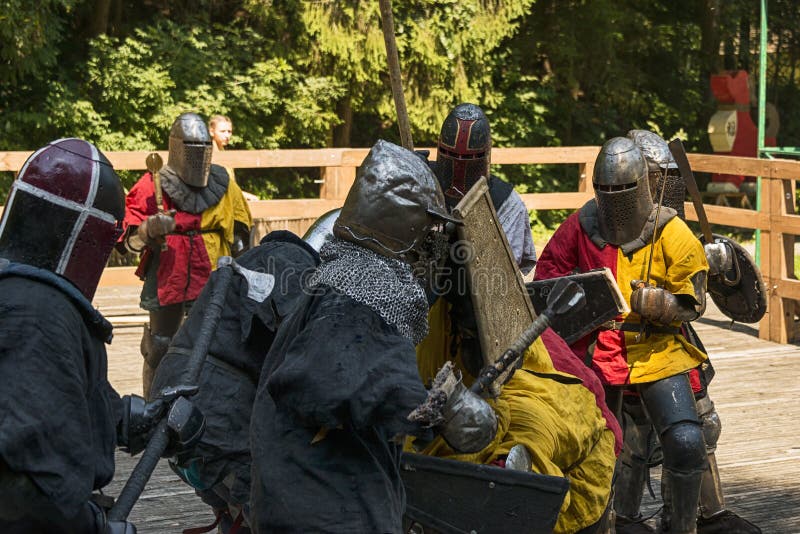 Combat De Chevaliers Dans Des Batailles De Groupe Image stock éditorial ...