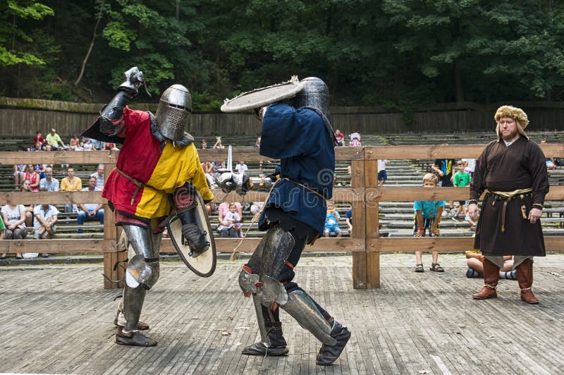 Combat De Chevaliers Dans Des Batailles De Groupe Photo éditorial ...