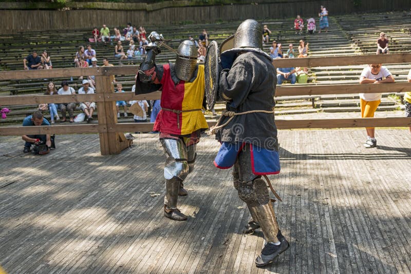 Combat De Chevaliers Dans Des Batailles De Groupe Image stock éditorial ...