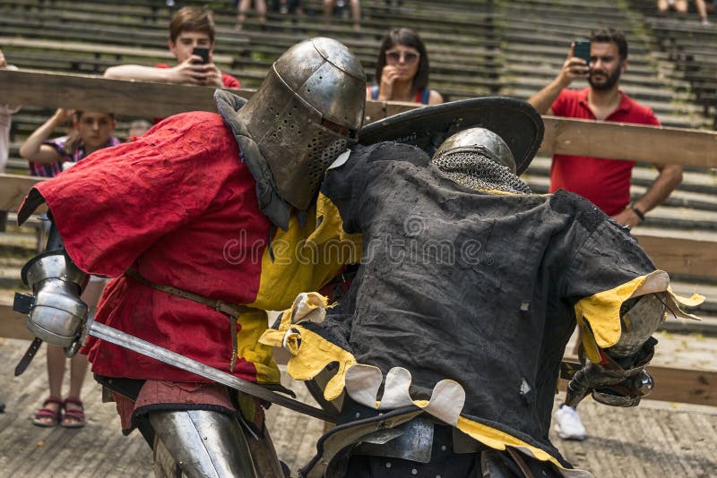 Combat De Chevaliers Dans Des Batailles De Groupe Photographie ...